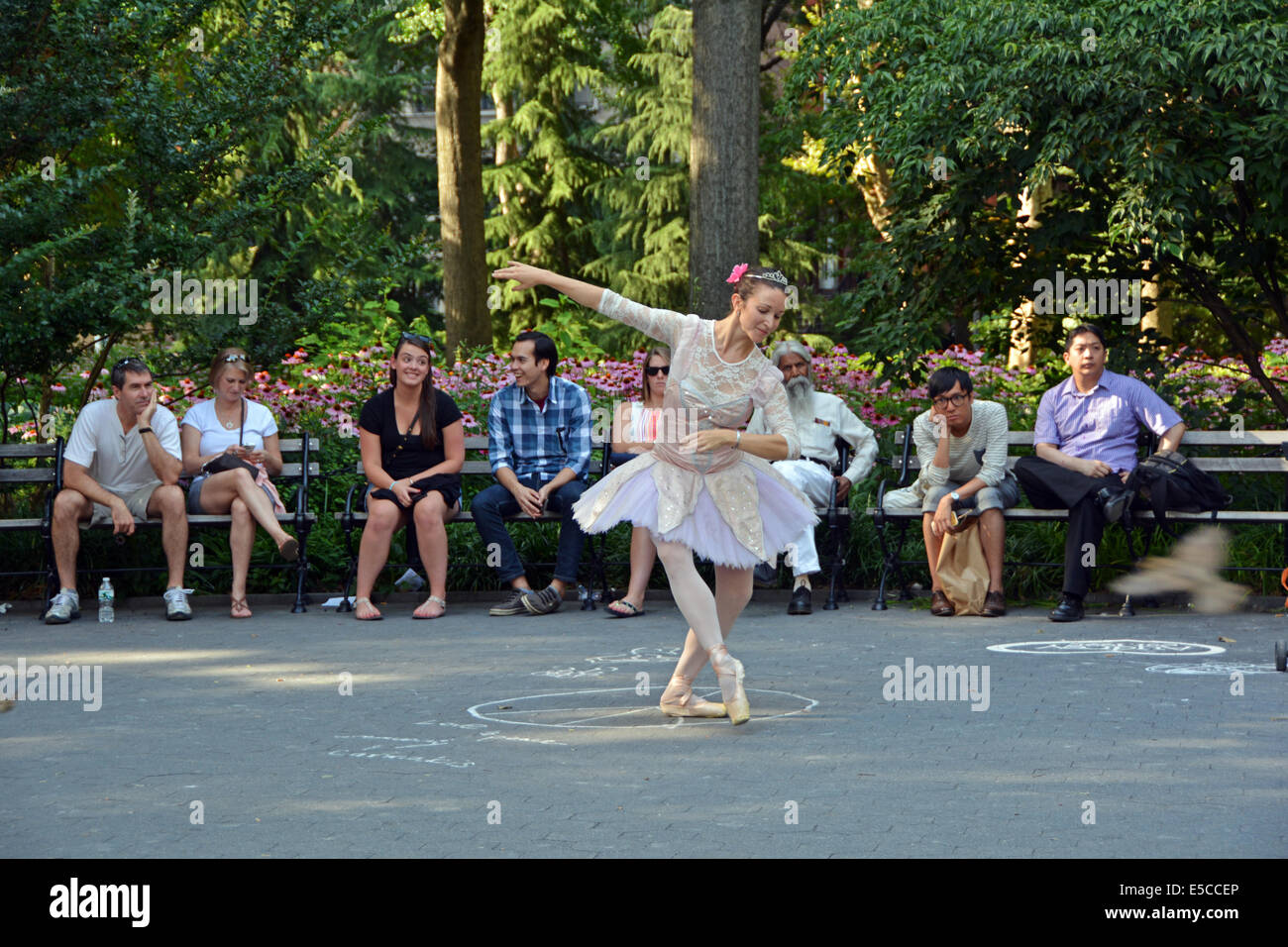 Indifferent crowd hi-res stock photography and images - Alamy