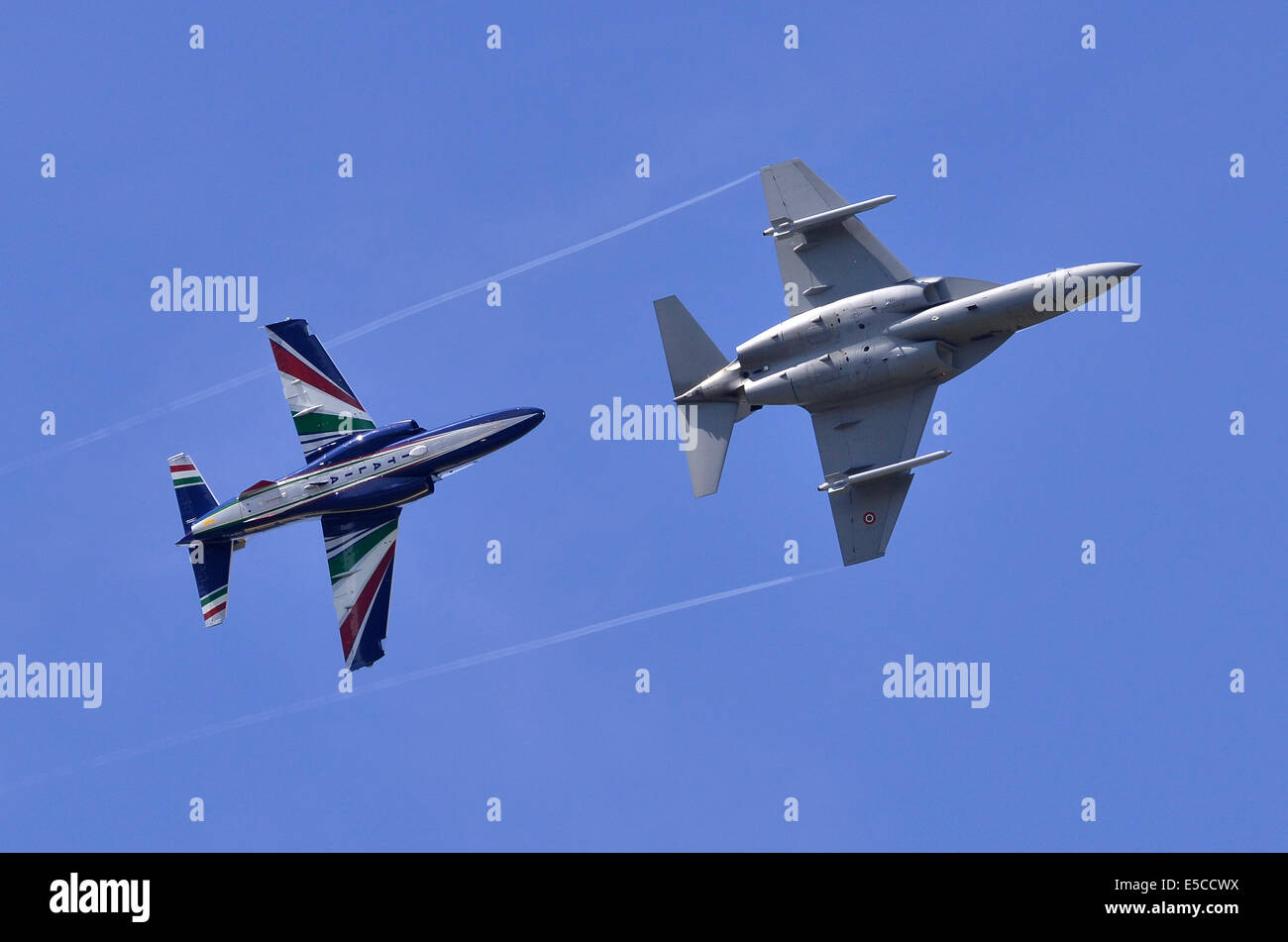 Aermacchi m346 displays at farnborough airshow hi-res stock photography ...