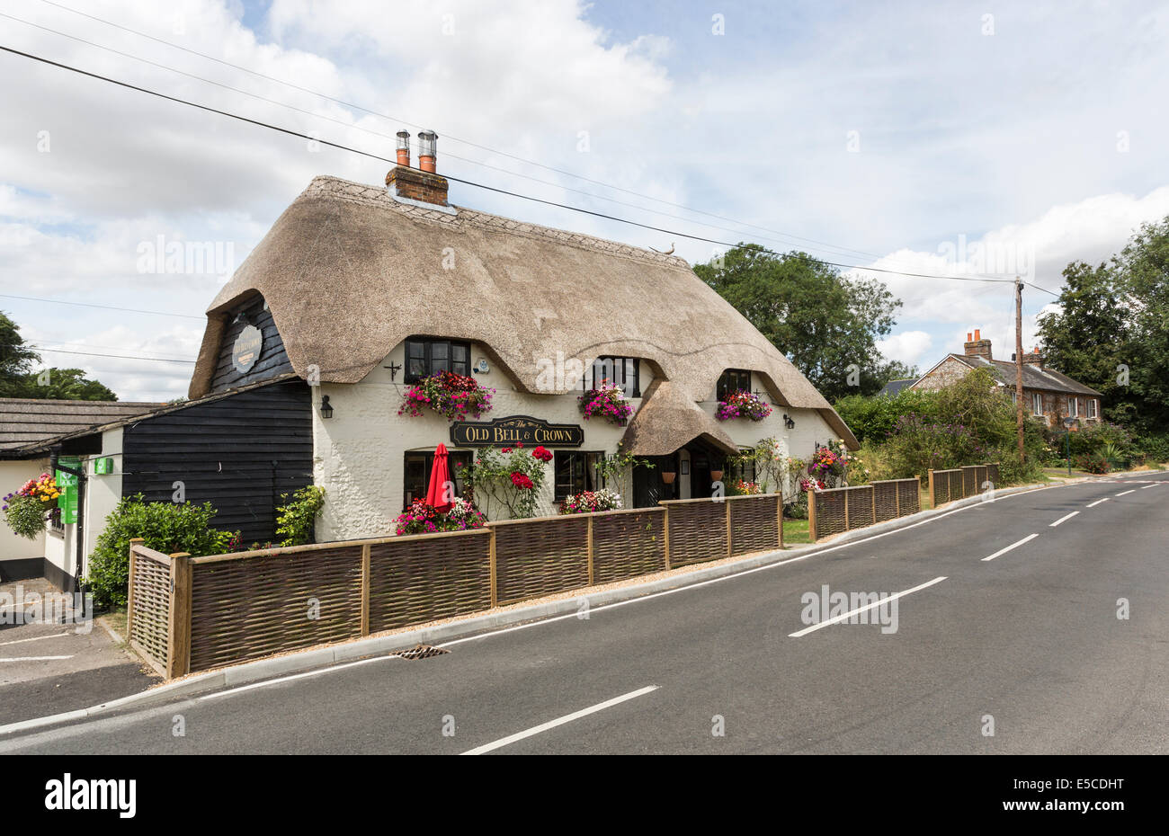 The old thatched tavern hi-res stock photography and images - Alamy