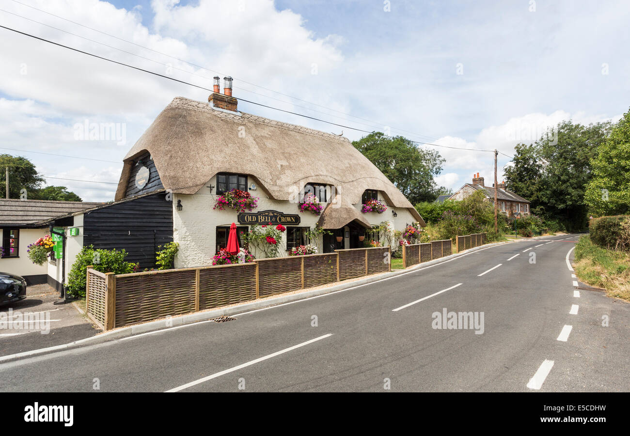 The old thatched tavern hi-res stock photography and images - Alamy