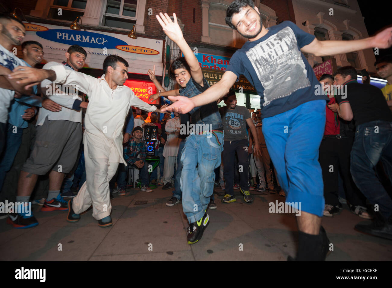 Upper Tooting Road, Tooting, London, UK. 28th July 2014. Hundreds of ...