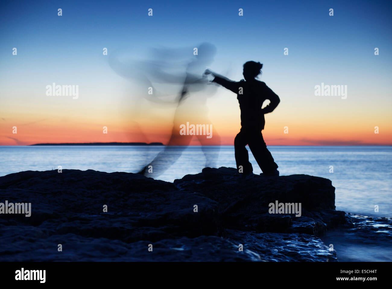 Man attacking woman silhouette hi-res stock photography and images - Alamy