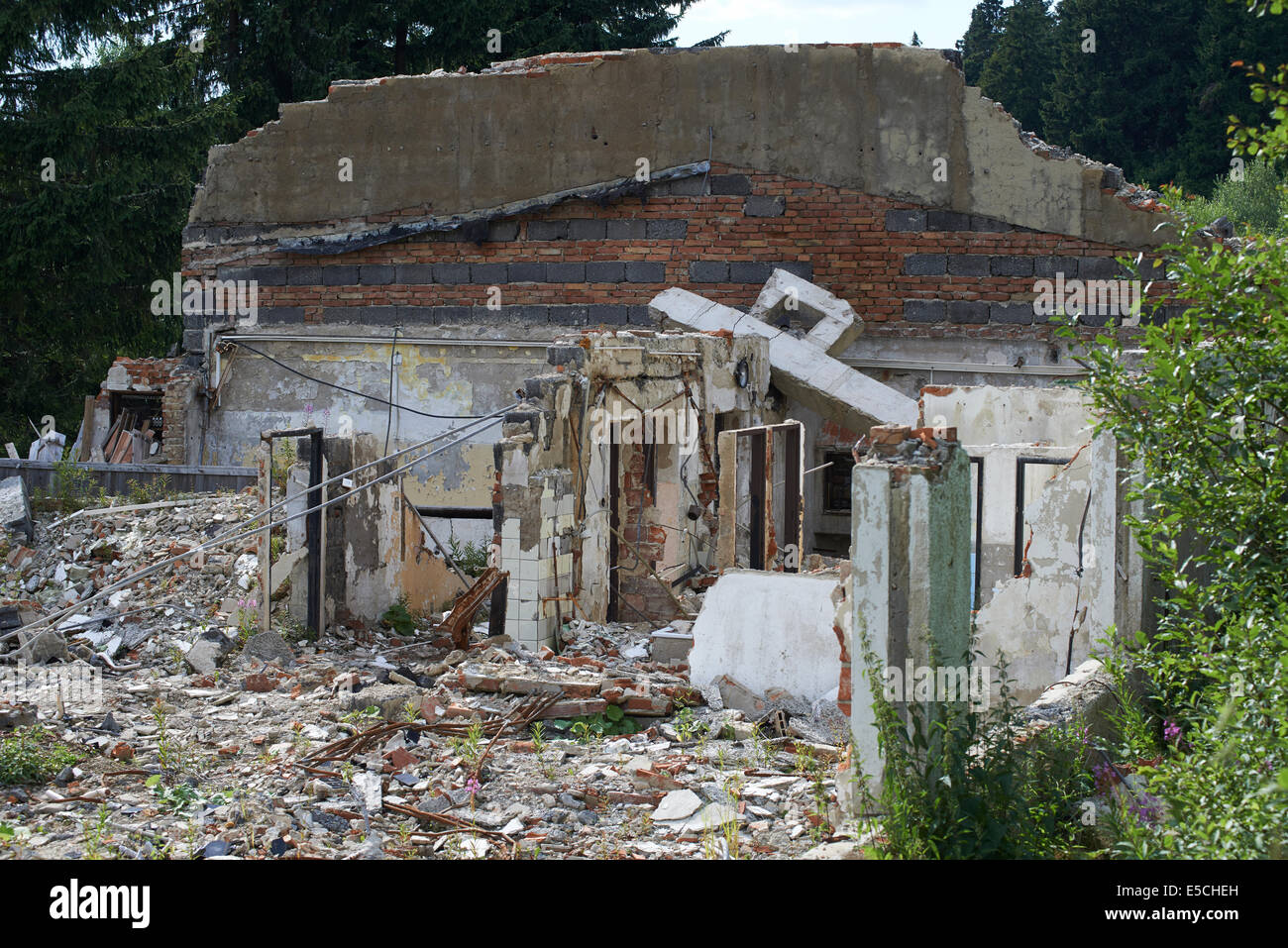 Demolished abandoned house Stock Photo - Alamy