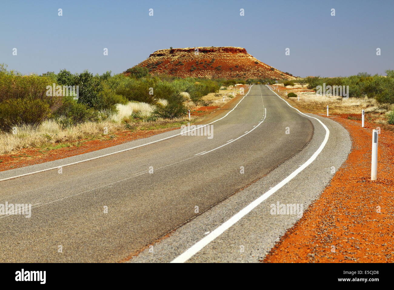 An open and curving highway in the Australian outback Stock Photo - Alamy