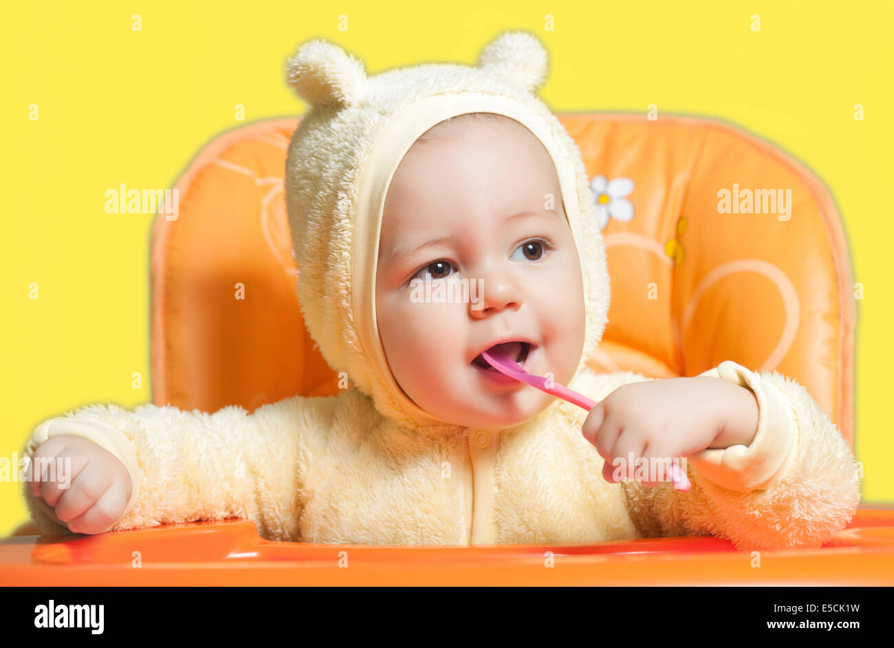 Baby boy eating oatmeal Stock Photo - Alamy