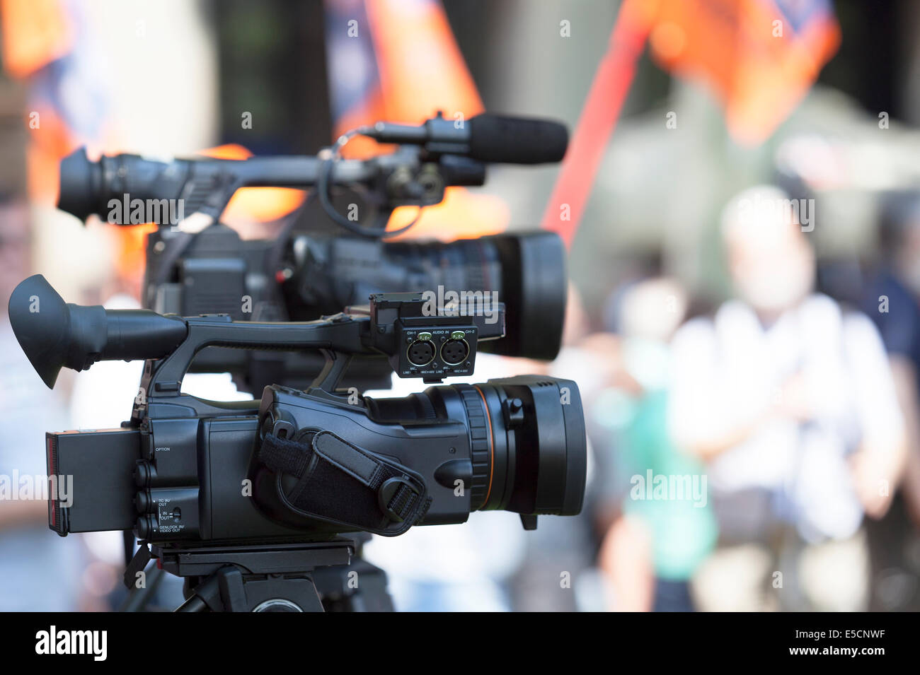 Using video camera hi-res stock photography and images - Alamy