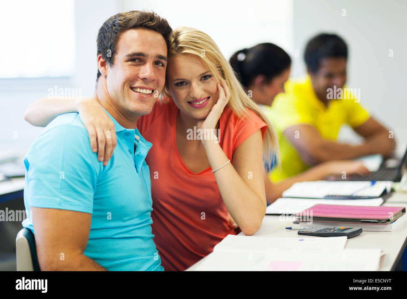College couple hugging hi-res stock photography and images - Alamy