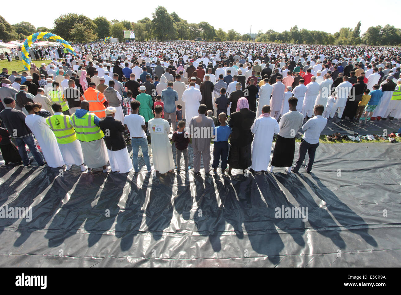 Muslims at prayer hi-res stock photography and images - Alamy