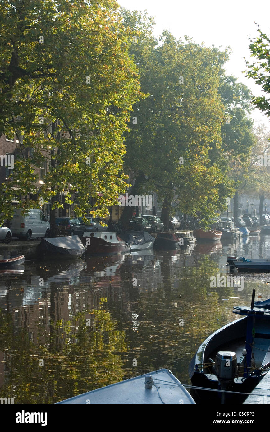 Amsterdam boat boats canal canalside hi-res stock photography and ...