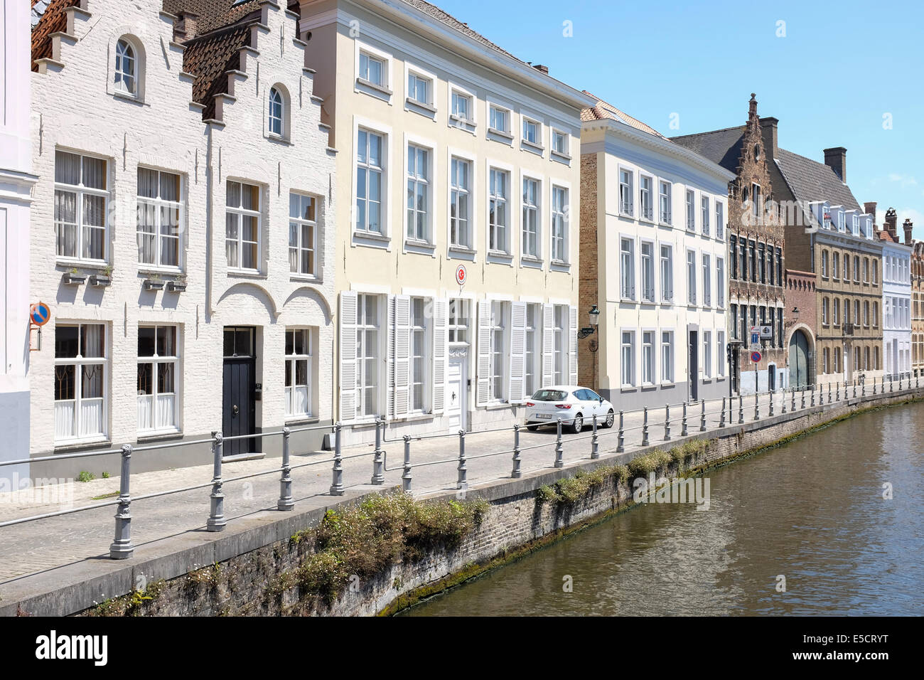 Historical buildings on the canal of Bruges, Belgium Stock Photo - Alamy