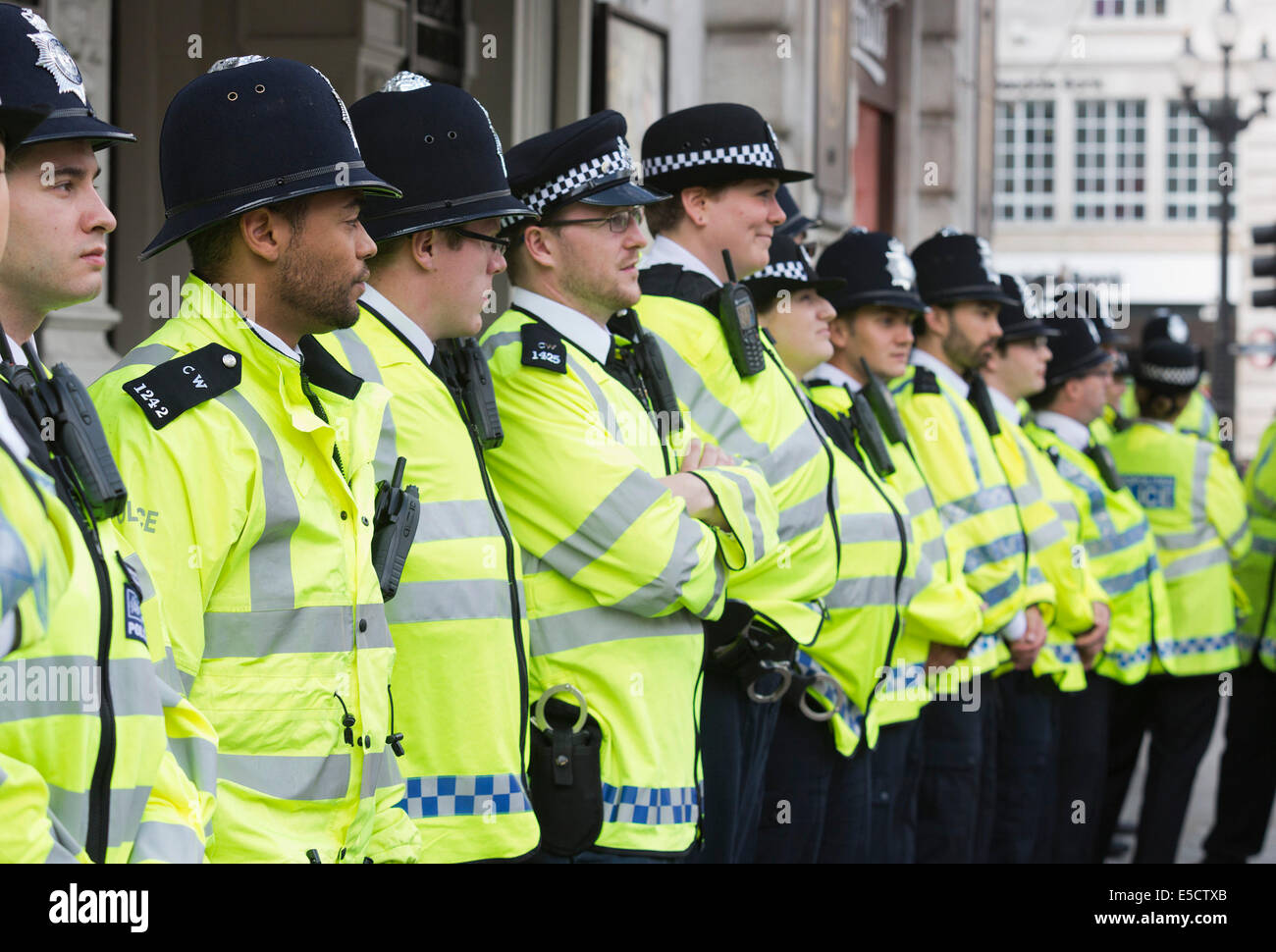 Police officer in high viz hi-res stock photography and images - Alamy