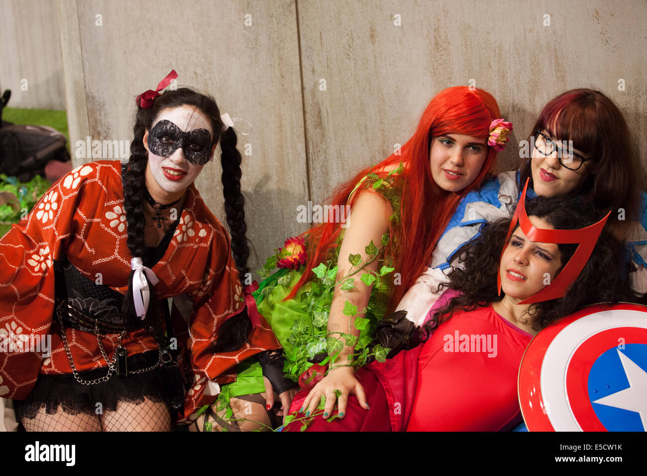Costume girls group comic con hi-res stock photography and images - Alamy