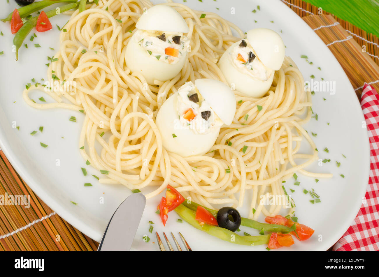 Pasta spaghetti nest birds hi-res stock photography and images - Alamy