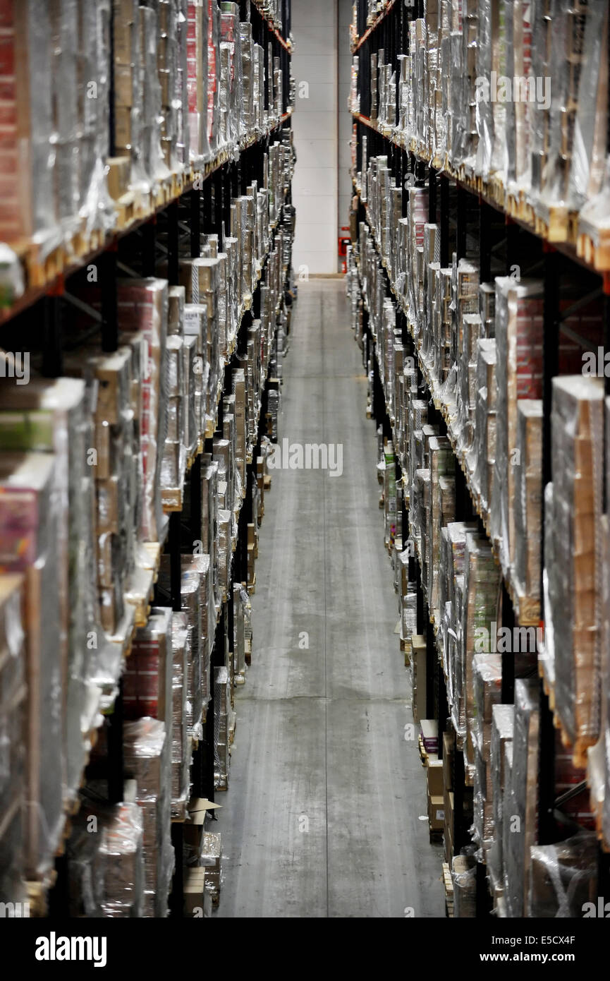 Logistics storage warehouse racking hi-res stock photography and images ...