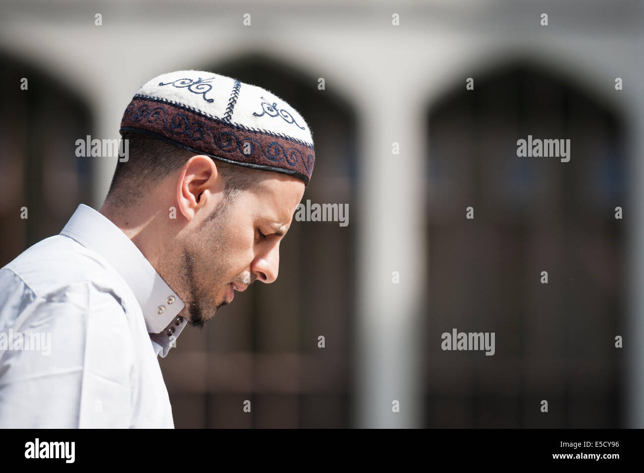London Central Mosque, London, UK. 28th July 2014. Crowds of Muslim ...