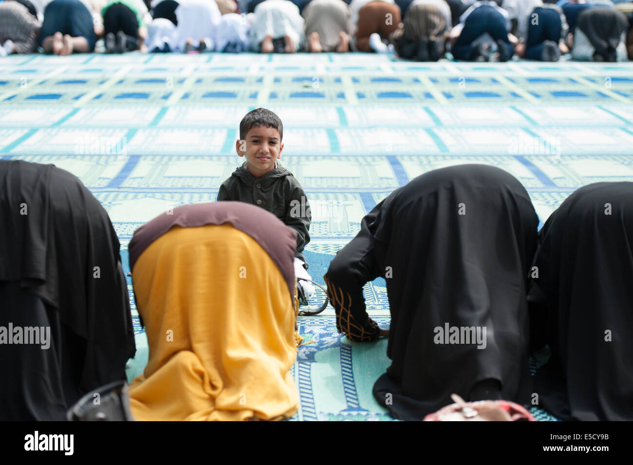 London Central Mosque, London, UK. 28th July 2014. Crowds of Muslim ...