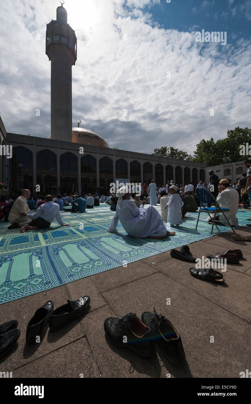 London Central Mosque, London, UK. 28th July 2014. Crowds of Muslim ...