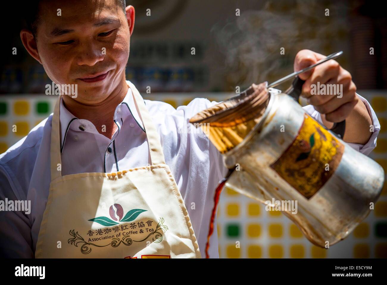 Hong Kong. 17th June, 2014. A milk tea chef makes Hong Kong style milk ...