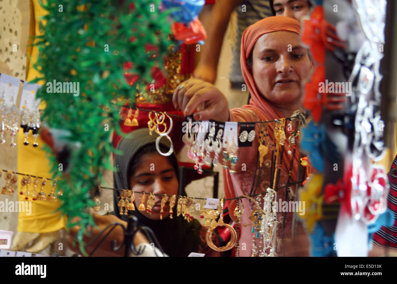 Srinagar, Indian Administered Kashmir. 28th July, 2014. kashmiri girls ...