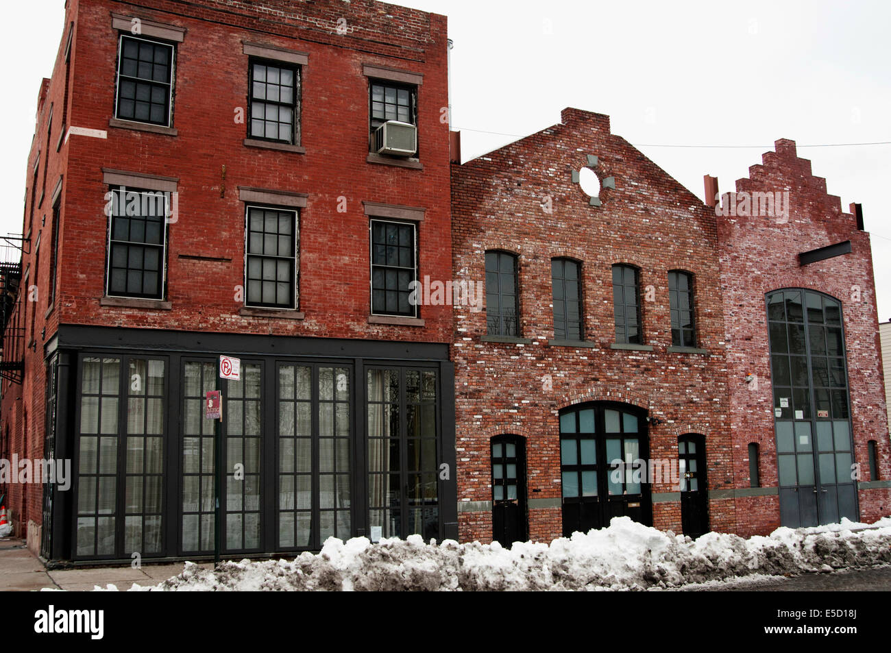 Red color buildings hi-res stock photography and images - Alamy