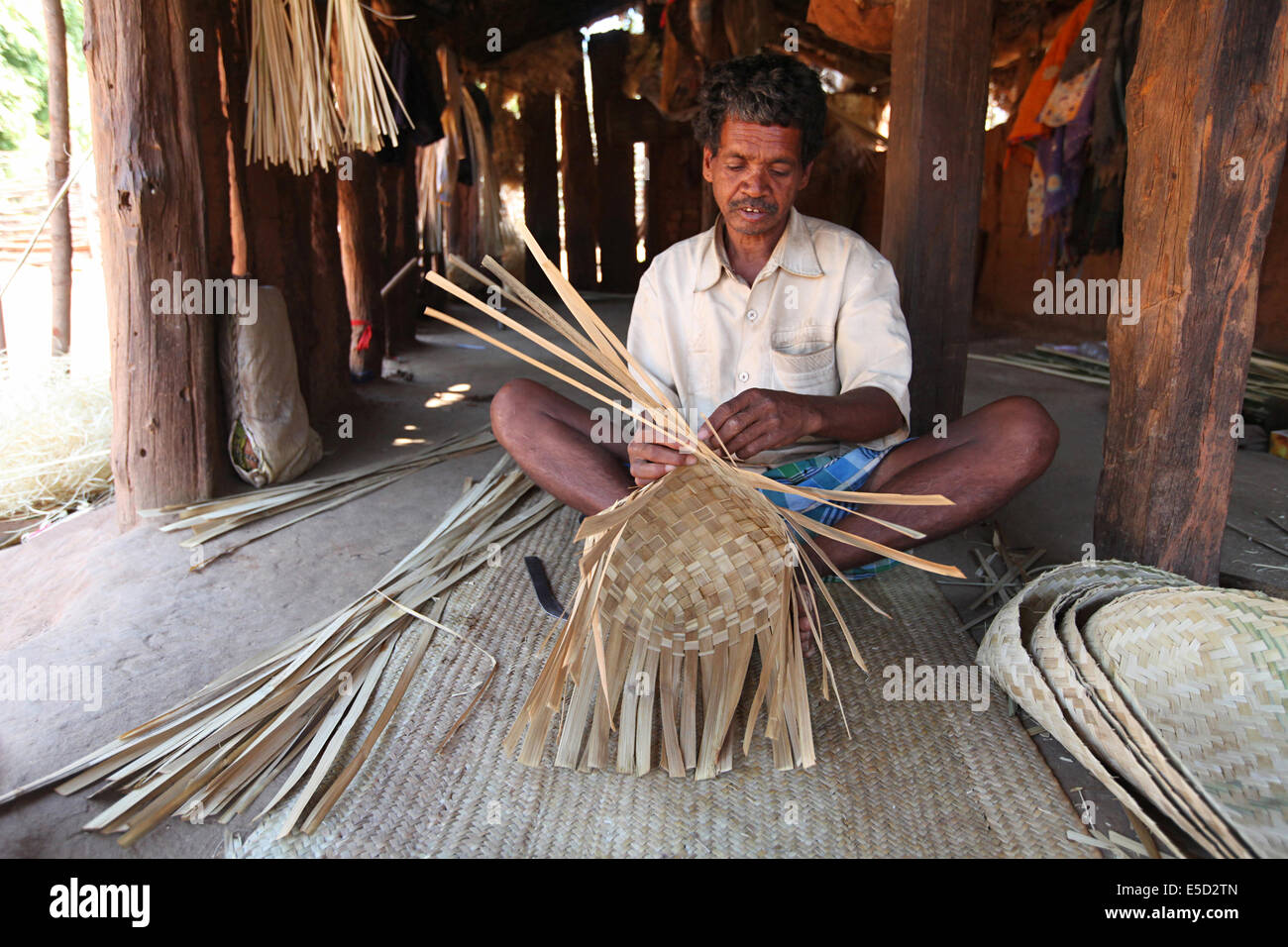 Tribal man making baskets with dry bamboo strips. Pahadi Korba tribe ...