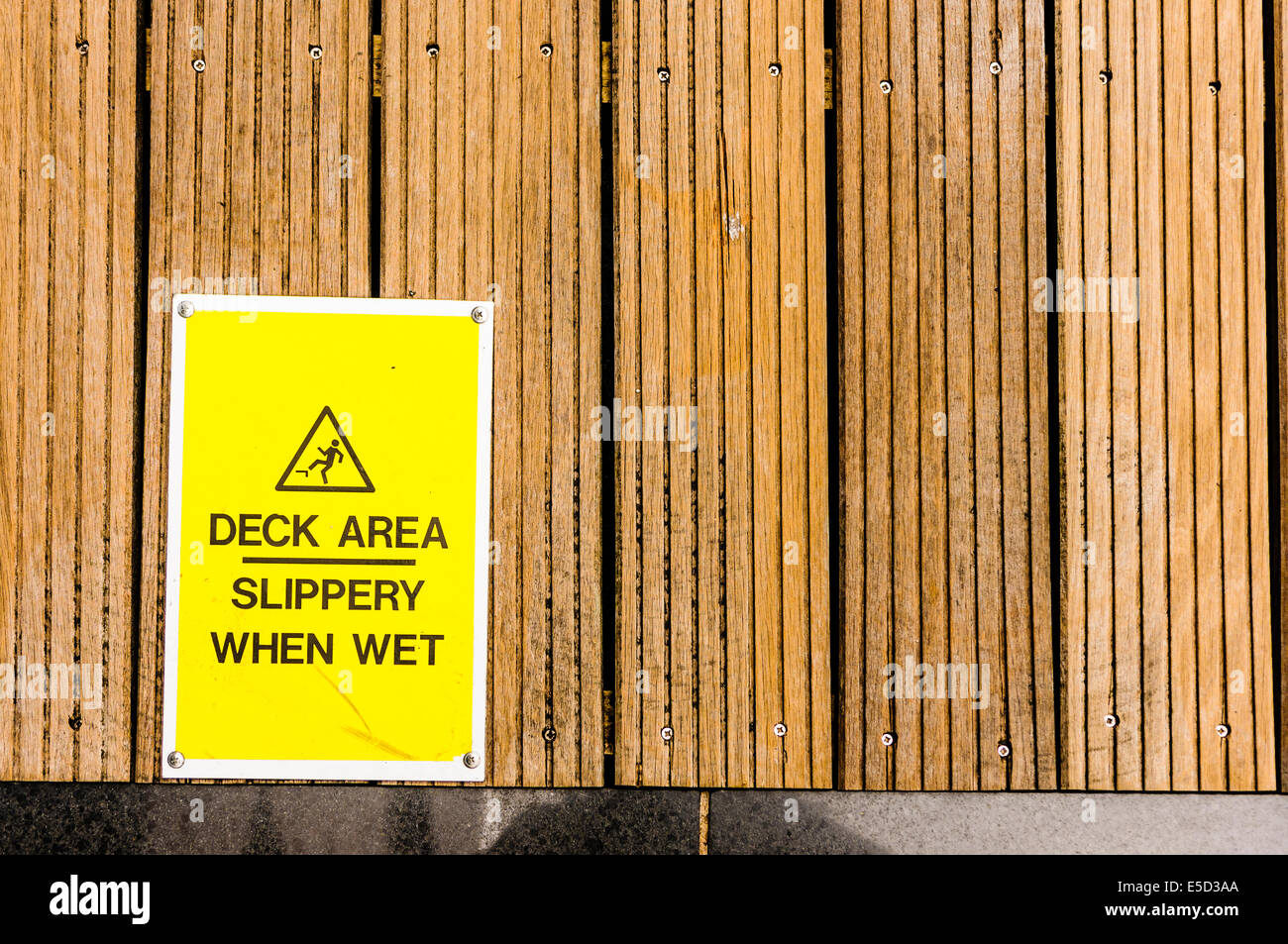 Slippery when wet sign hi-res stock photography and images - Alamy