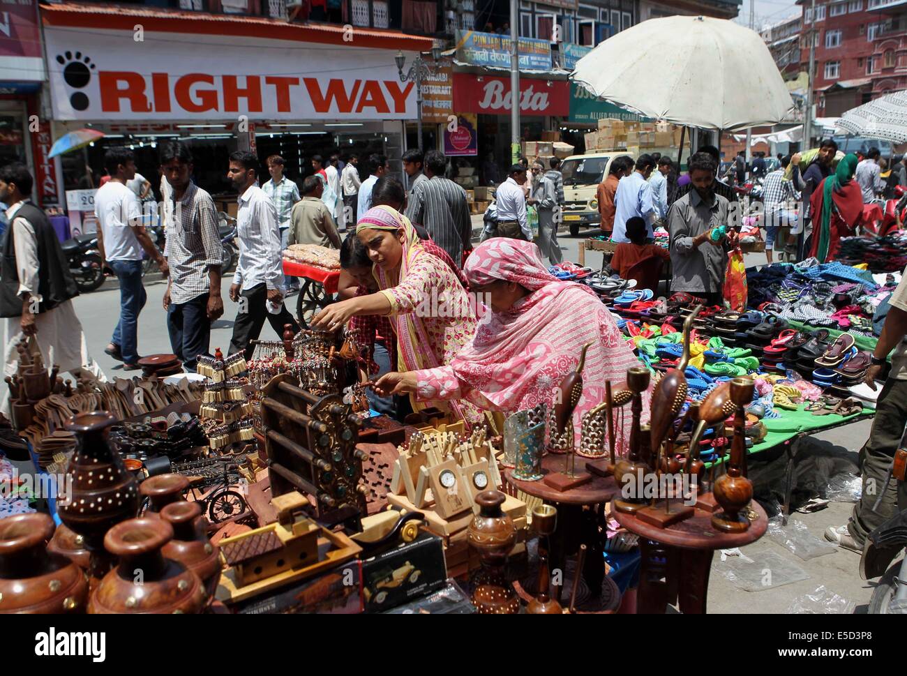 Srinagar, Indian-controlled Kashmir. 28th July, 2014. Kashmiri Muslims ...