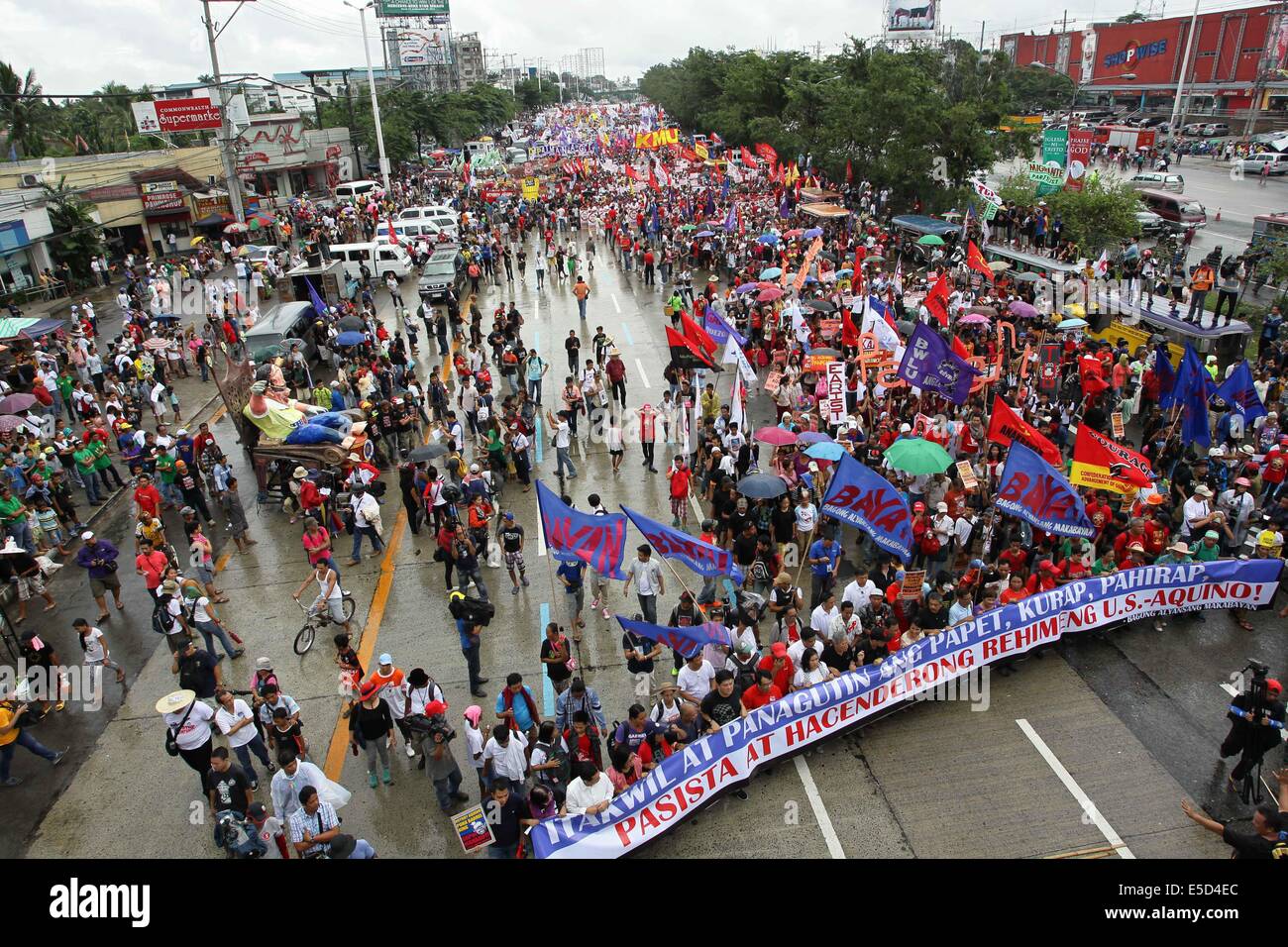 Manila, Philippines. 28th July, 2014. Militant groups march towards the ...