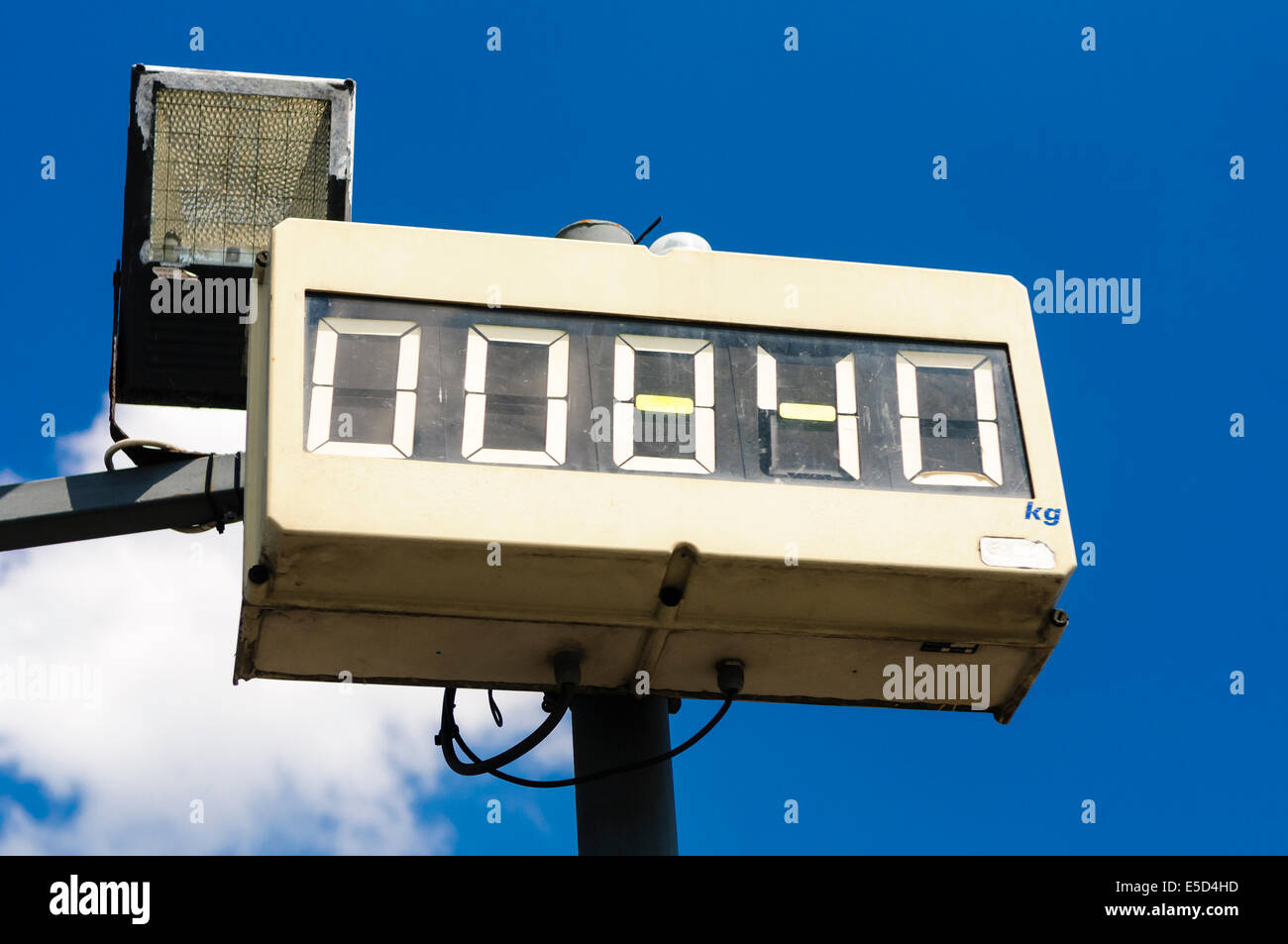 Weighbridge weigh bridge sign hi-res stock photography and images - Alamy