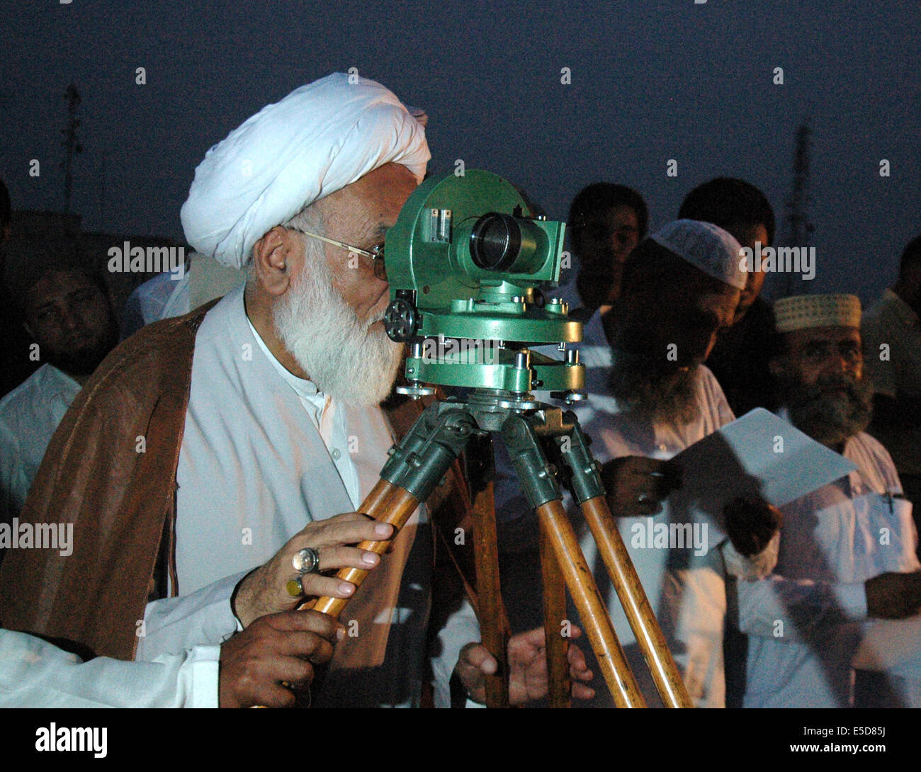 Lahore, Pakistan. 28th July, 2014. Pakistani Muslims look for the first ...