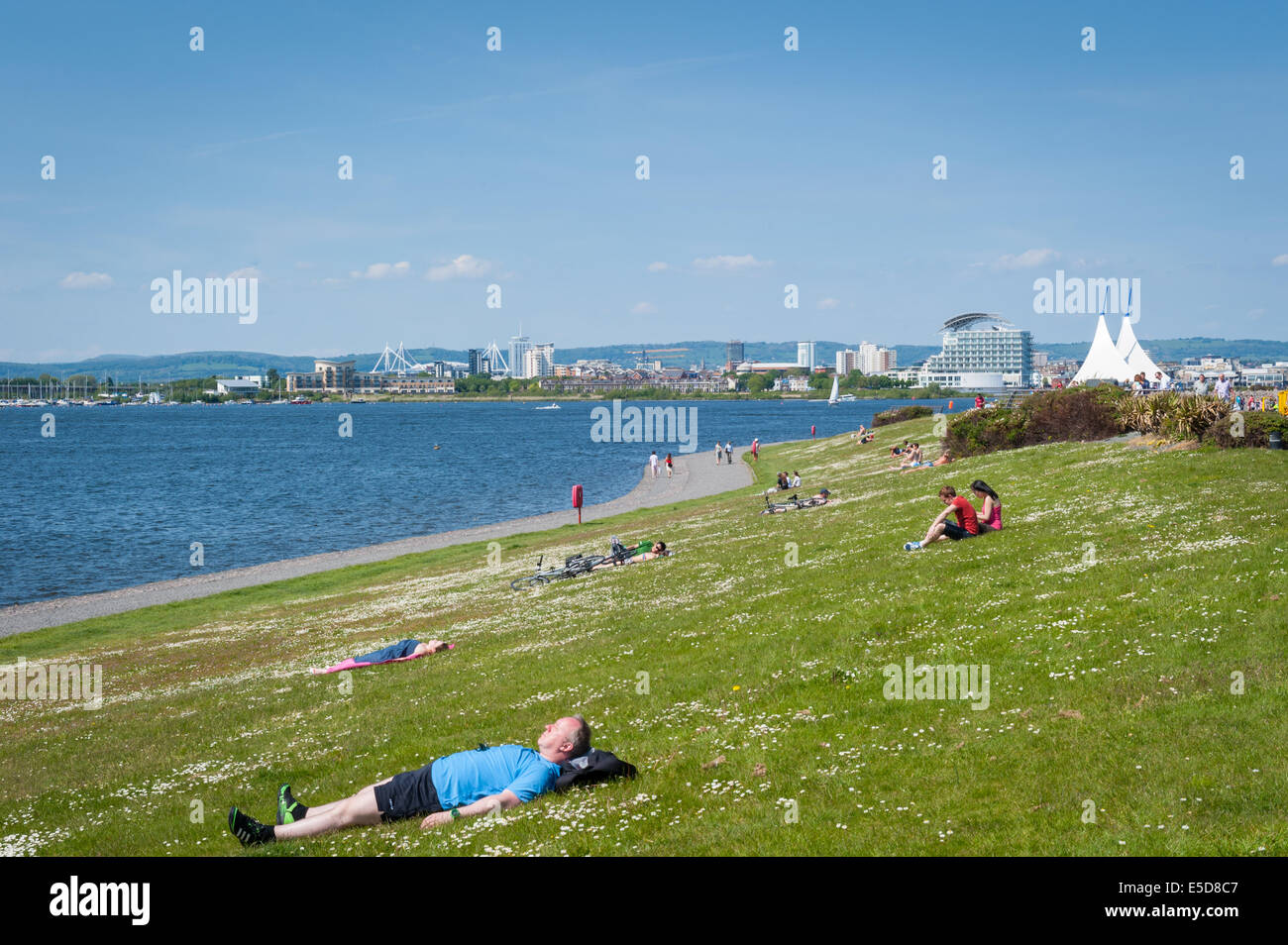 Cardiff bay barrage walk hi-res stock photography and images - Alamy