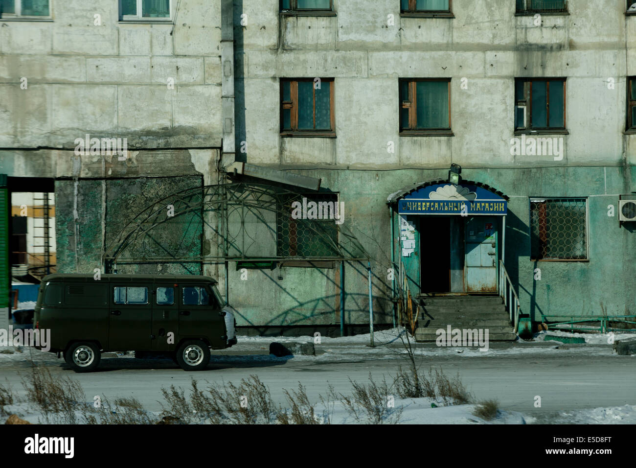 Russian city buildings block flats snow hotel van Stock Photo - Alamy