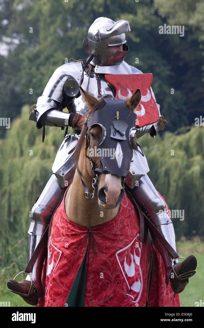 Medieval uniforms hi-res stock photography and images - Alamy