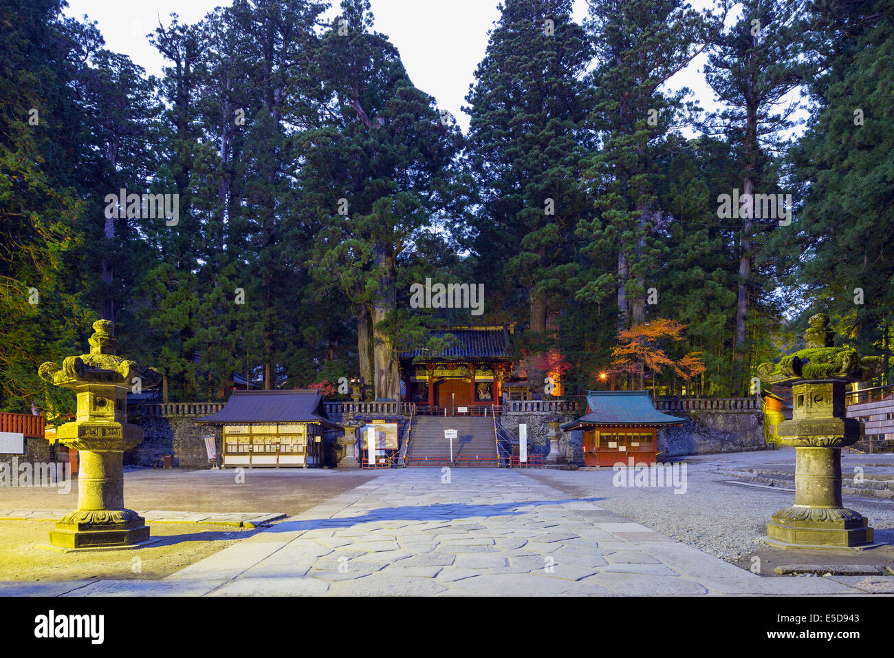 Japanese temple lantern lit night hi-res stock photography and images ...