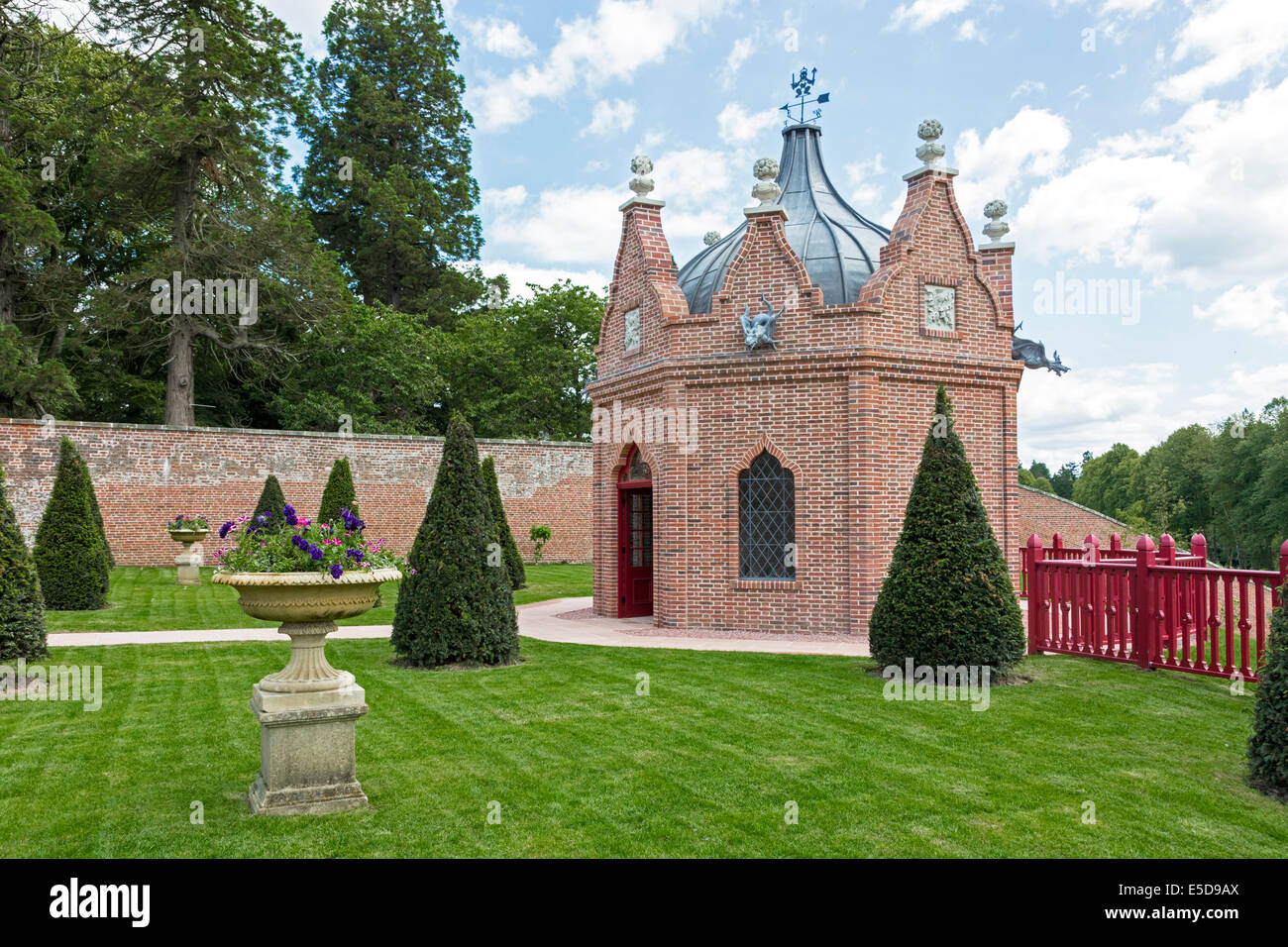 Garden folly hi-res stock photography and images - Alamy