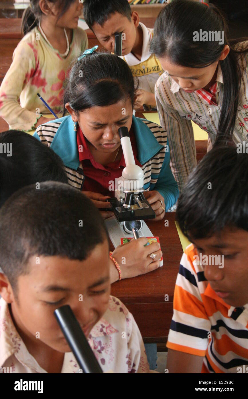 Children using microscopes Stock Photo - Alamy