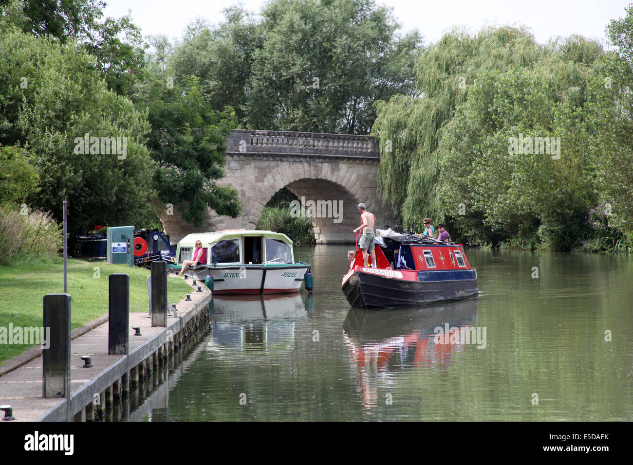 A barge travels through Eynsham, with the Toll Bridge in the background ...