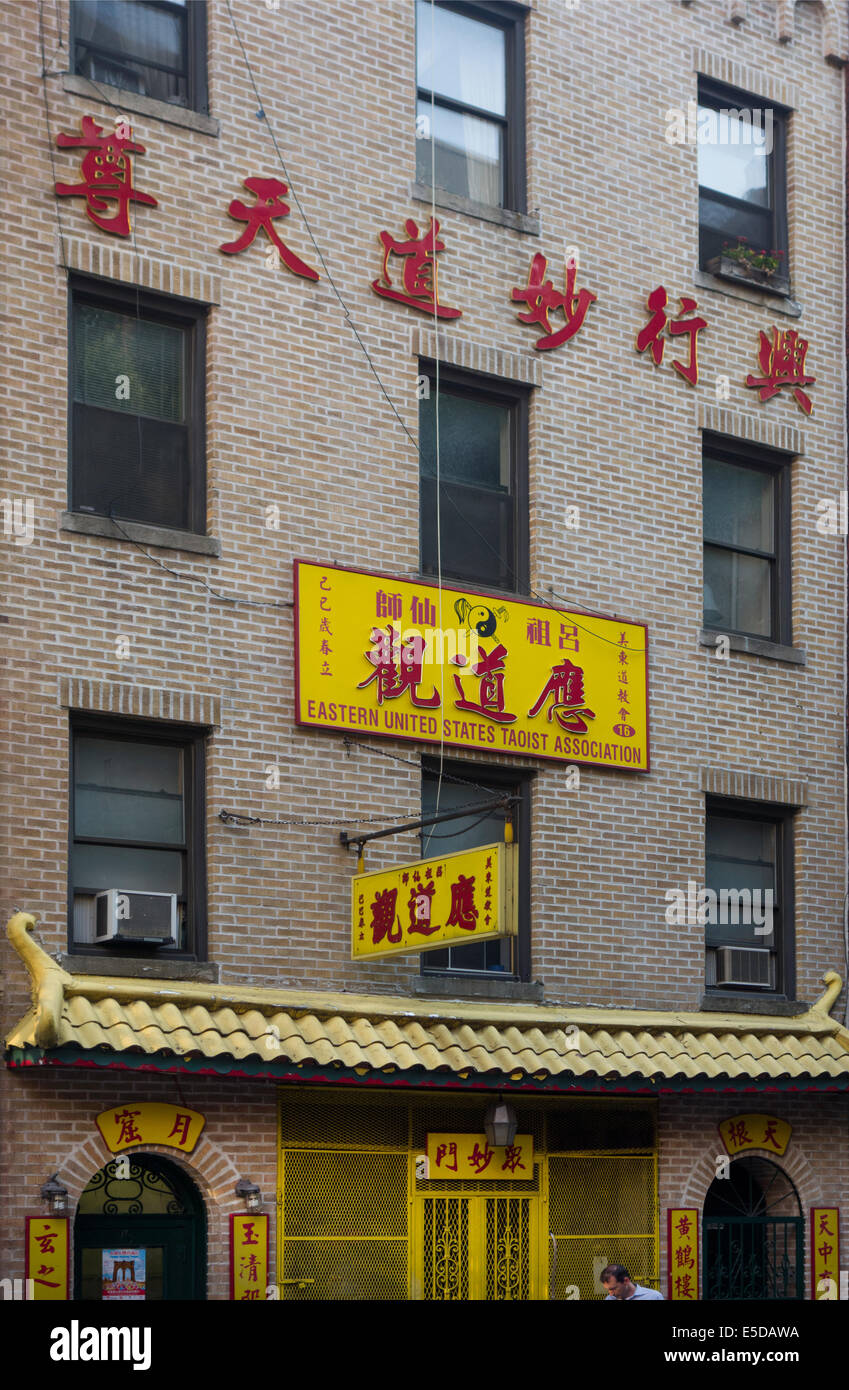 building in Chinatown NYC Stock Photo - Alamy