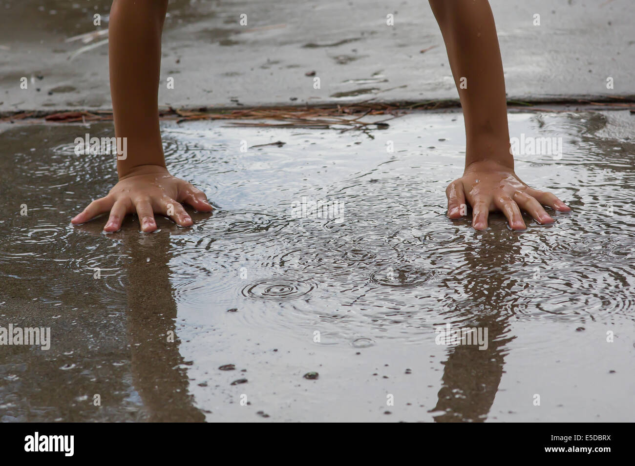 Child puddle splash hi-res stock photography and images - Alamy