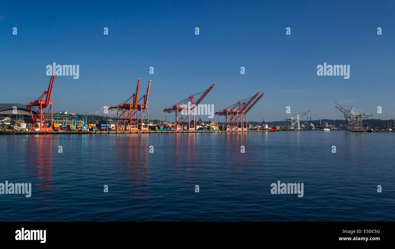Seattle cranes container hi-res stock photography and images - Alamy