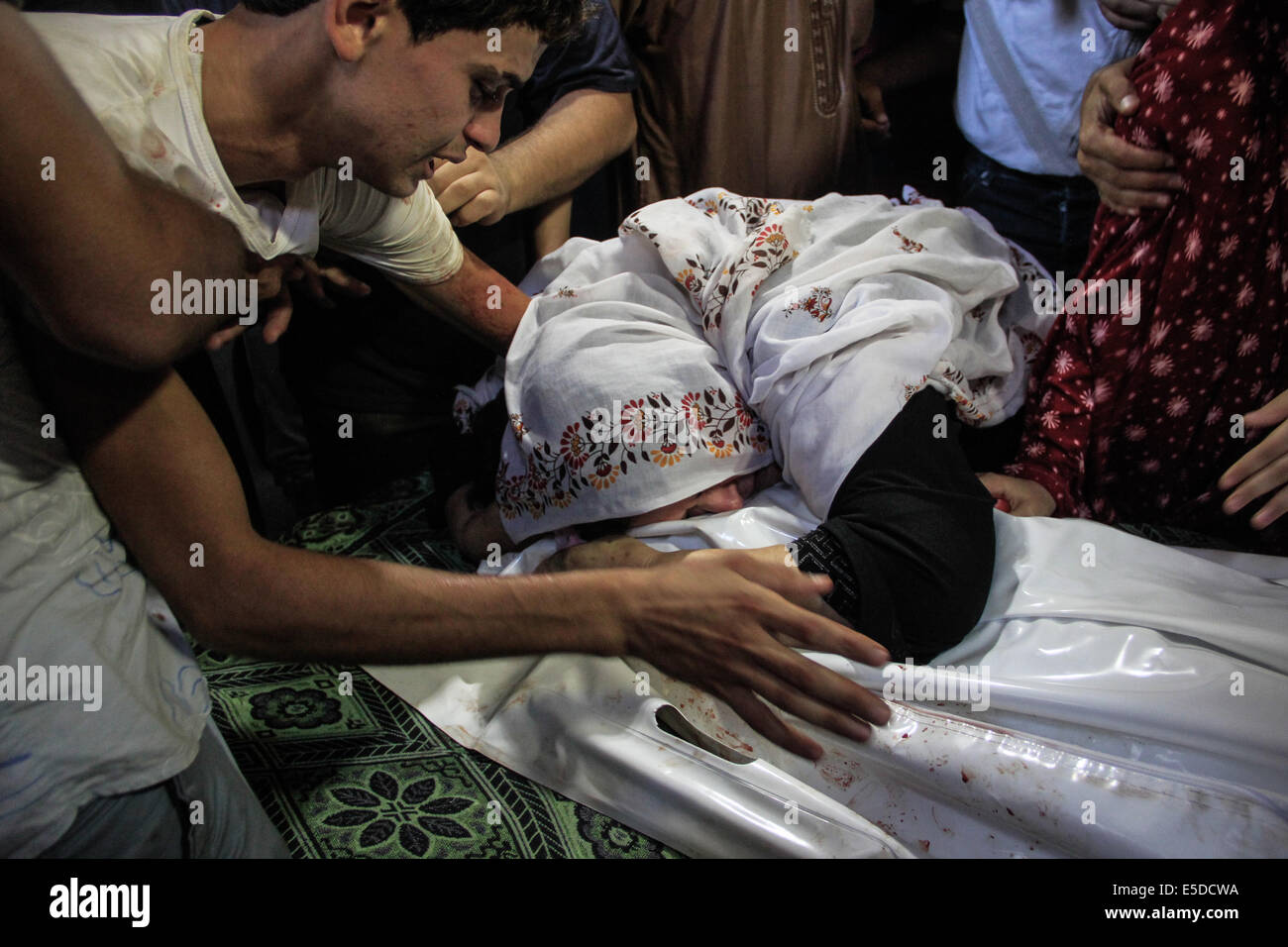 Gaza, Palestinian Territories. 28th July, 2014. Palestinian mother ...