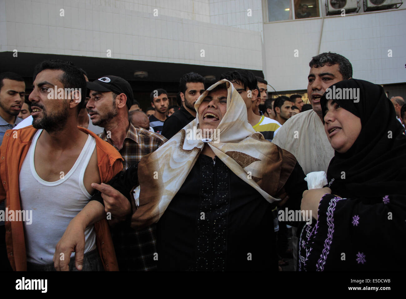 Gaza, Palestinian Territories. 28th July, 2014. Palestinian mother ...