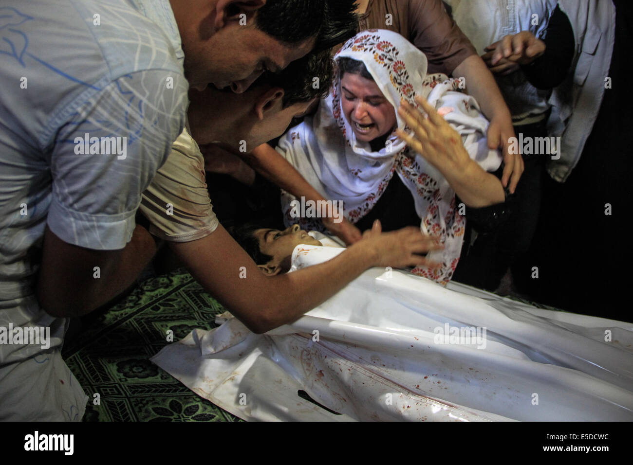 Gaza, Palestinian Territories. 28th July, 2014. Palestinian mother ...