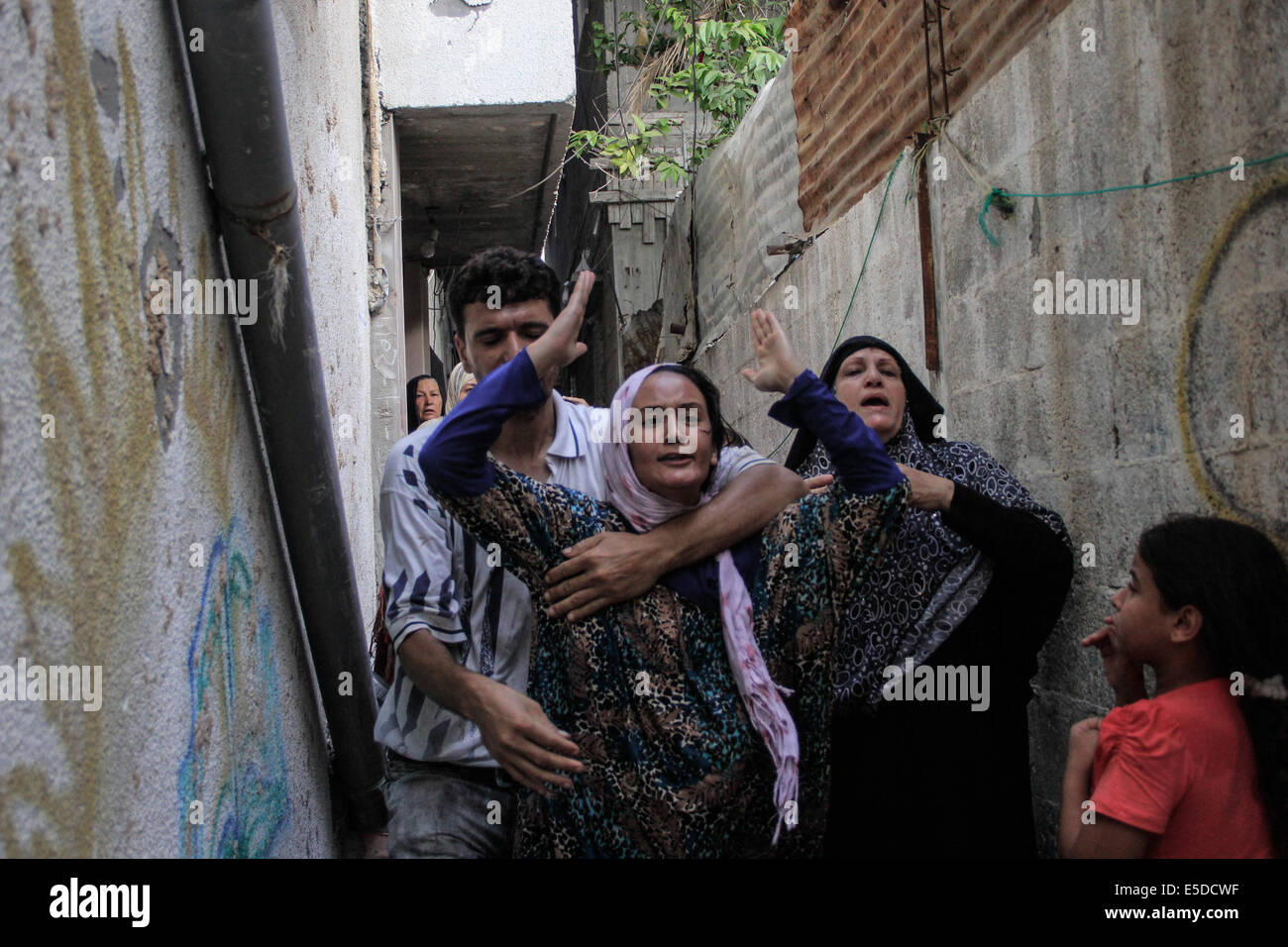Gaza, Palestinian Territories. 28th July, 2014. Palestinian mother ...