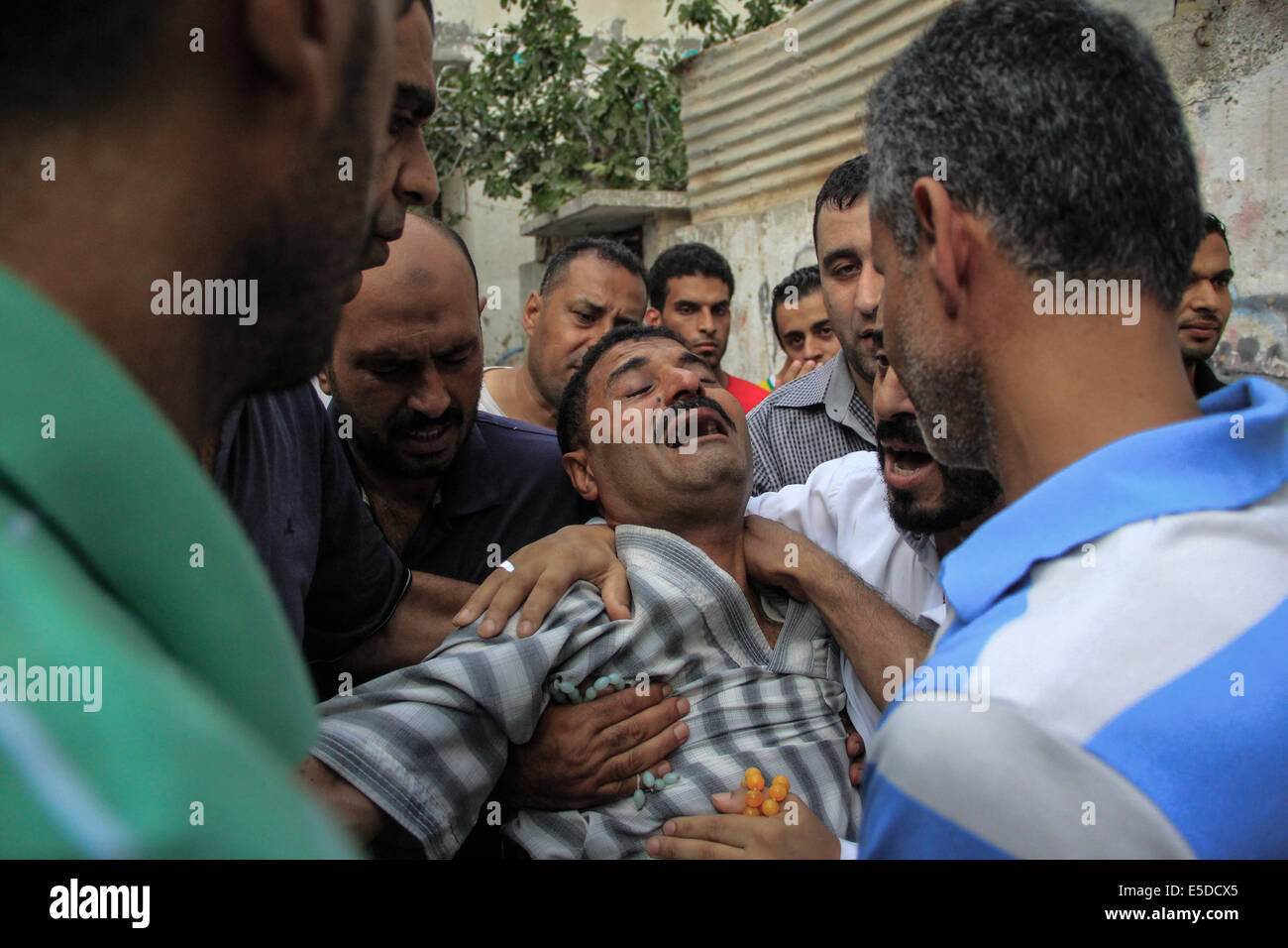 Gaza, Palestinian Territories. 28th July, 2014. Palestinian father cry ...