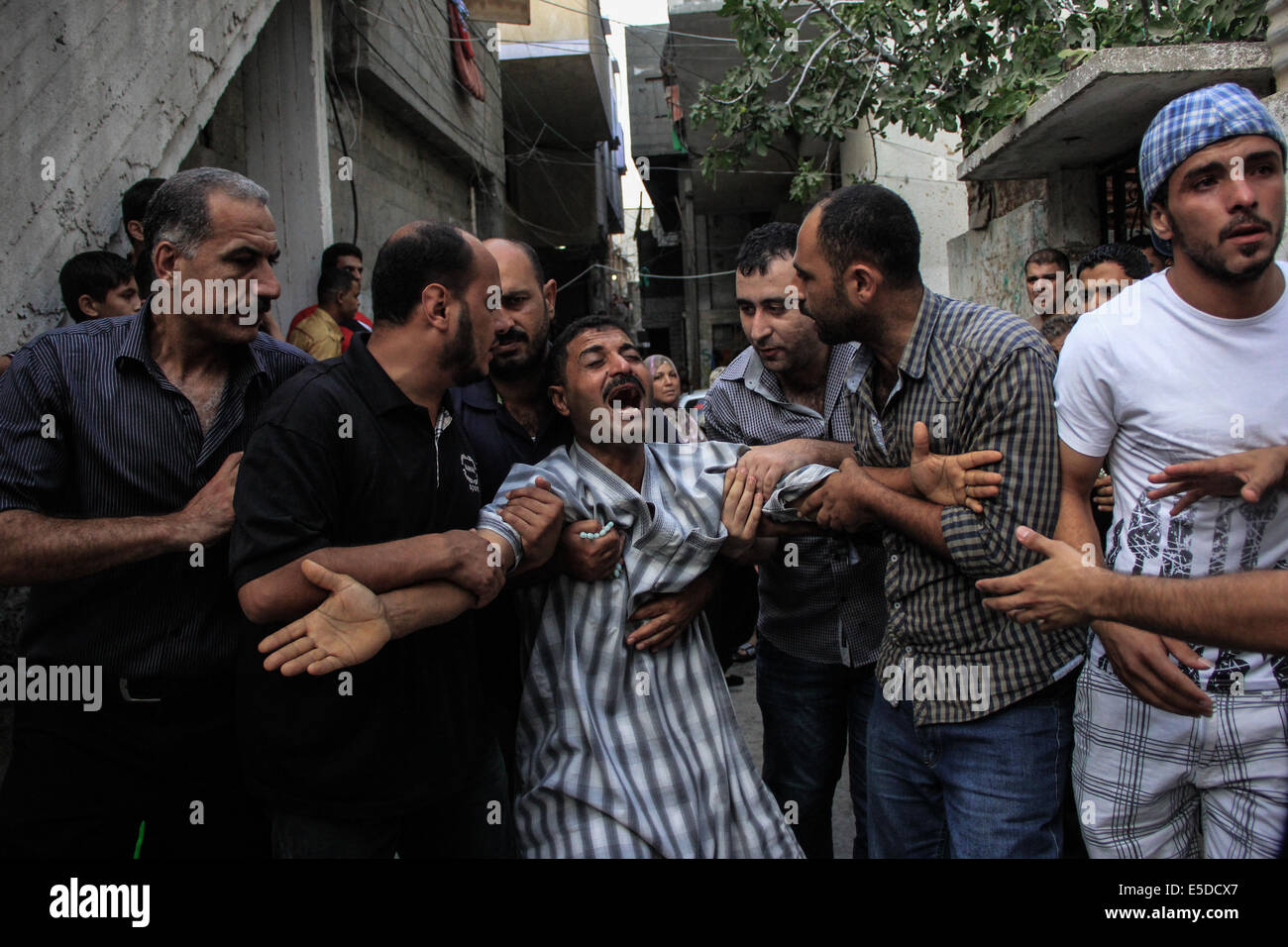 Gaza, Palestinian Territories. 28th July, 2014. Palestinian father cry ...