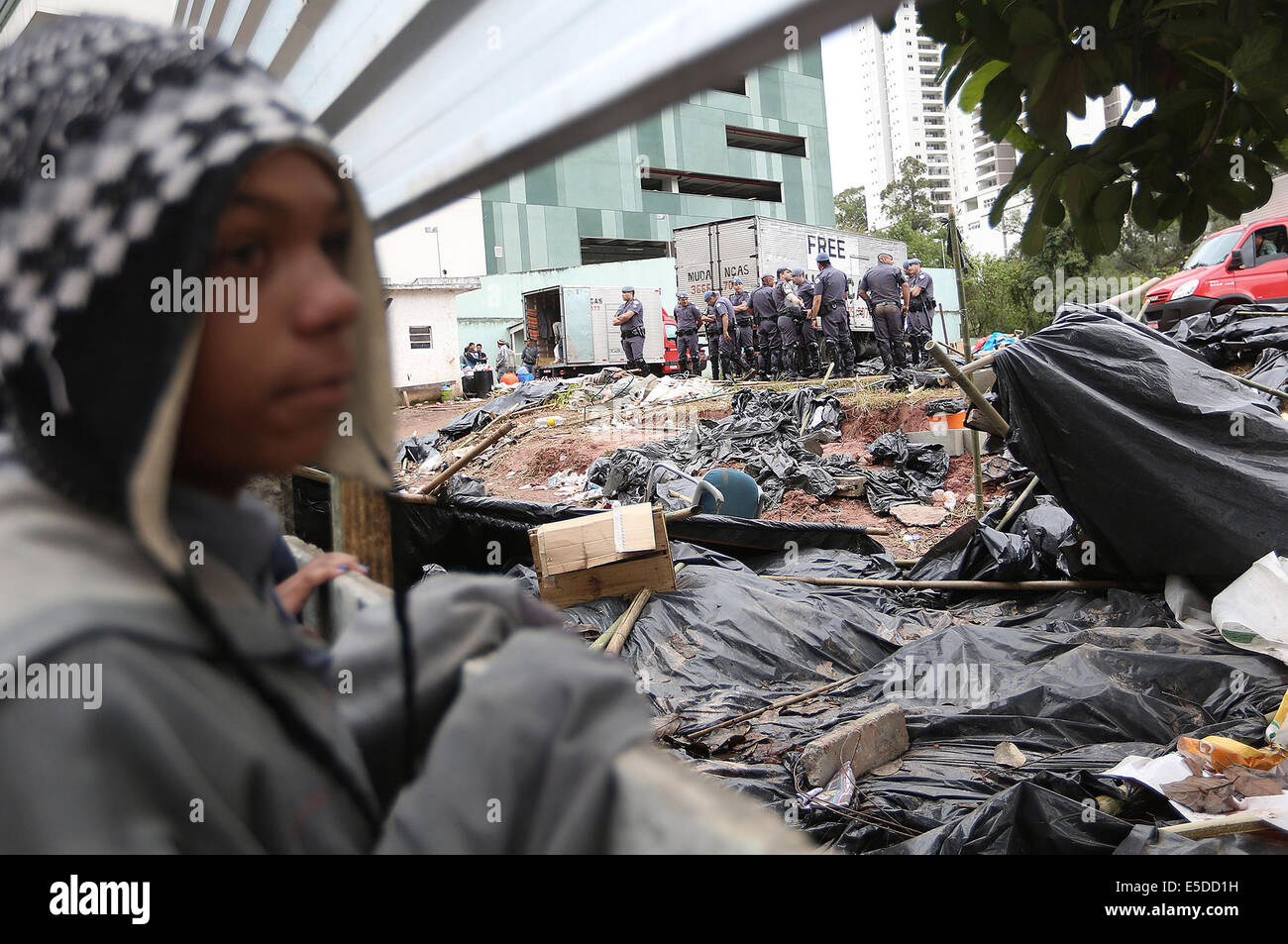 Homeless child brazil hi-res stock photography and images - Alamy