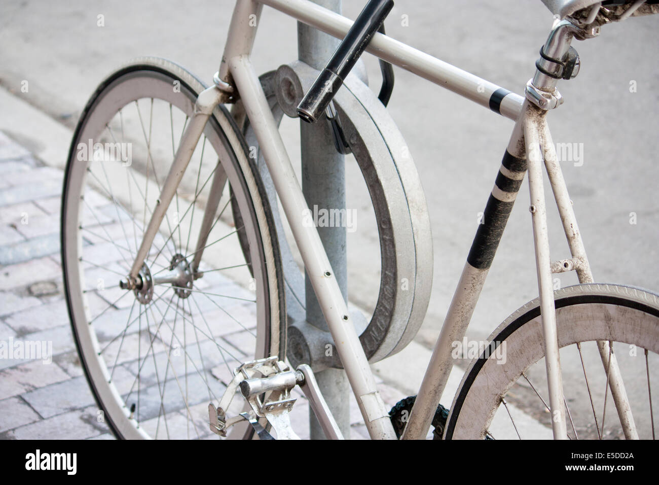 White bike hi-res stock photography and images - Alamy