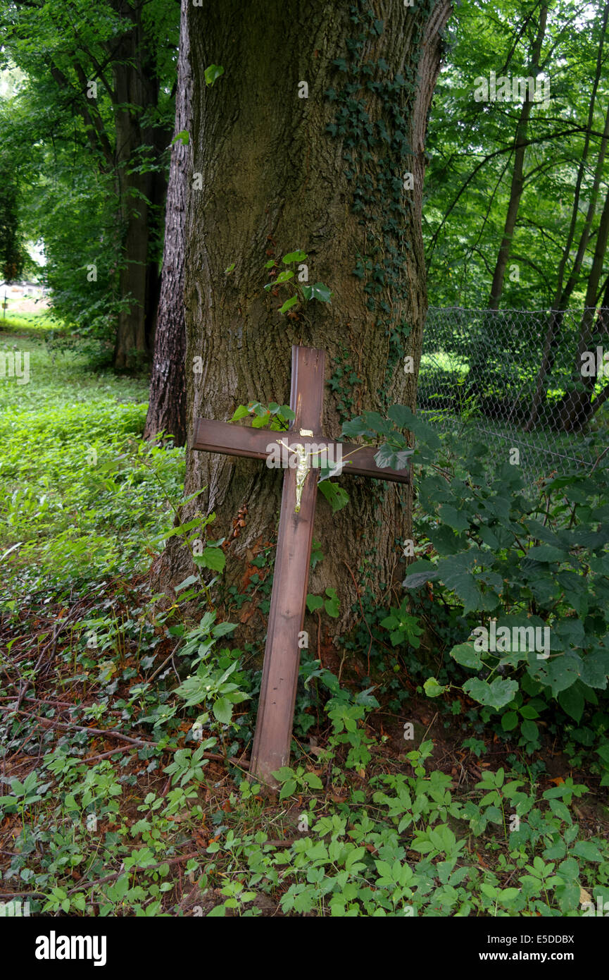 Leaning cross in graveyard hi-res stock photography and images - Alamy