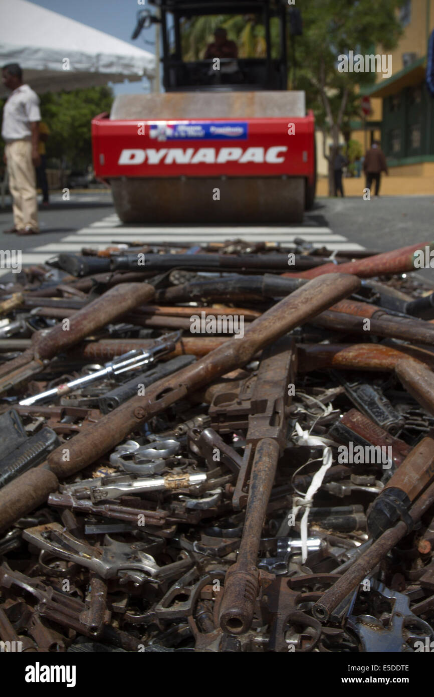 Santo Domingo, Dominican Republic. 28th July, 2014. An employee ...